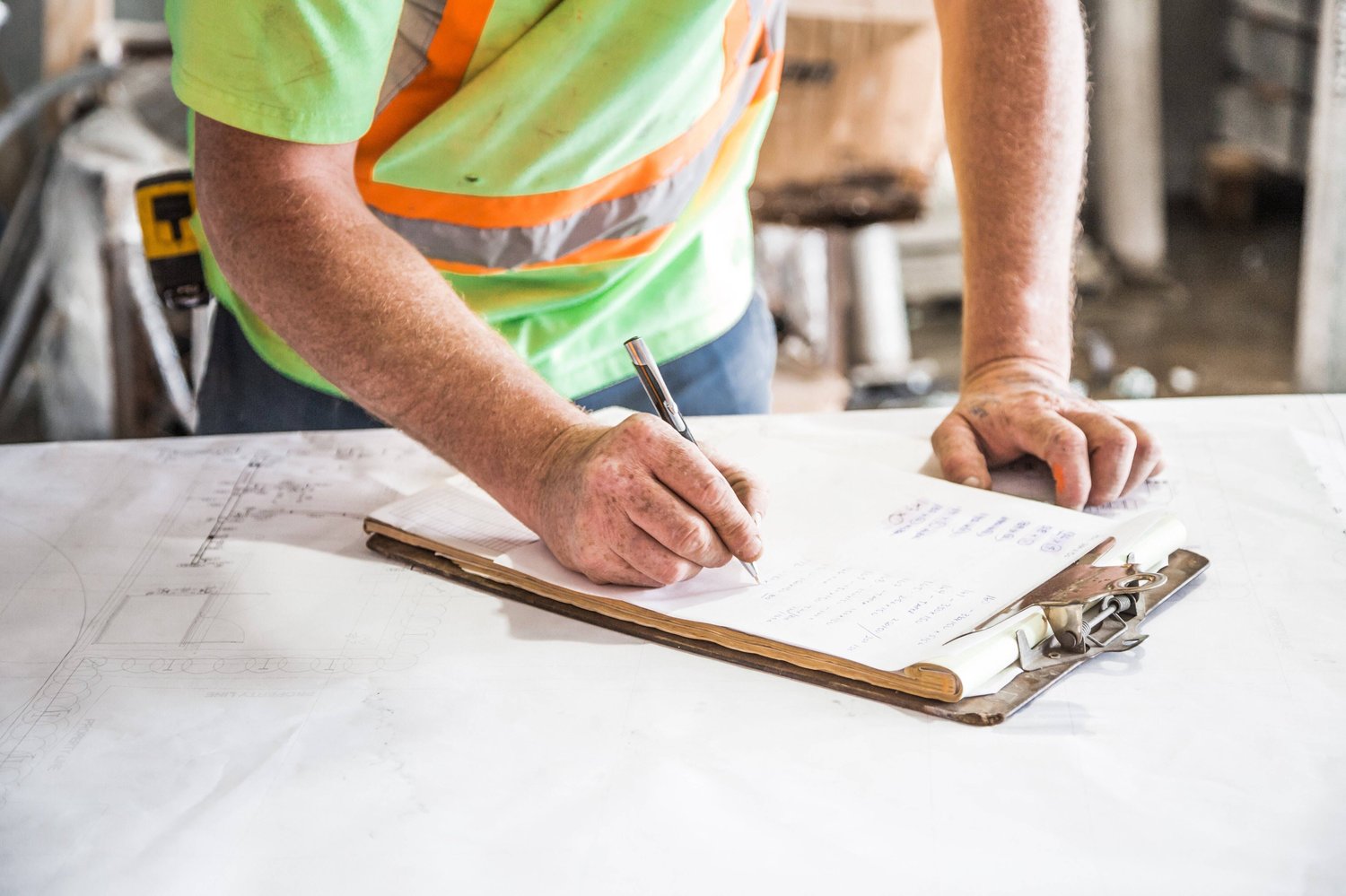 8 Best Practices for Tracking Project Deliverables in Construction