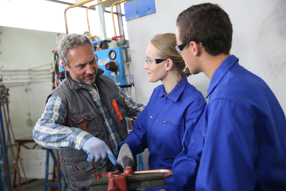 What is the Difference Between Plumbers and Plumbing Contractors?
